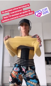 Yanet García se levanta la blusa y lo enseña TODO